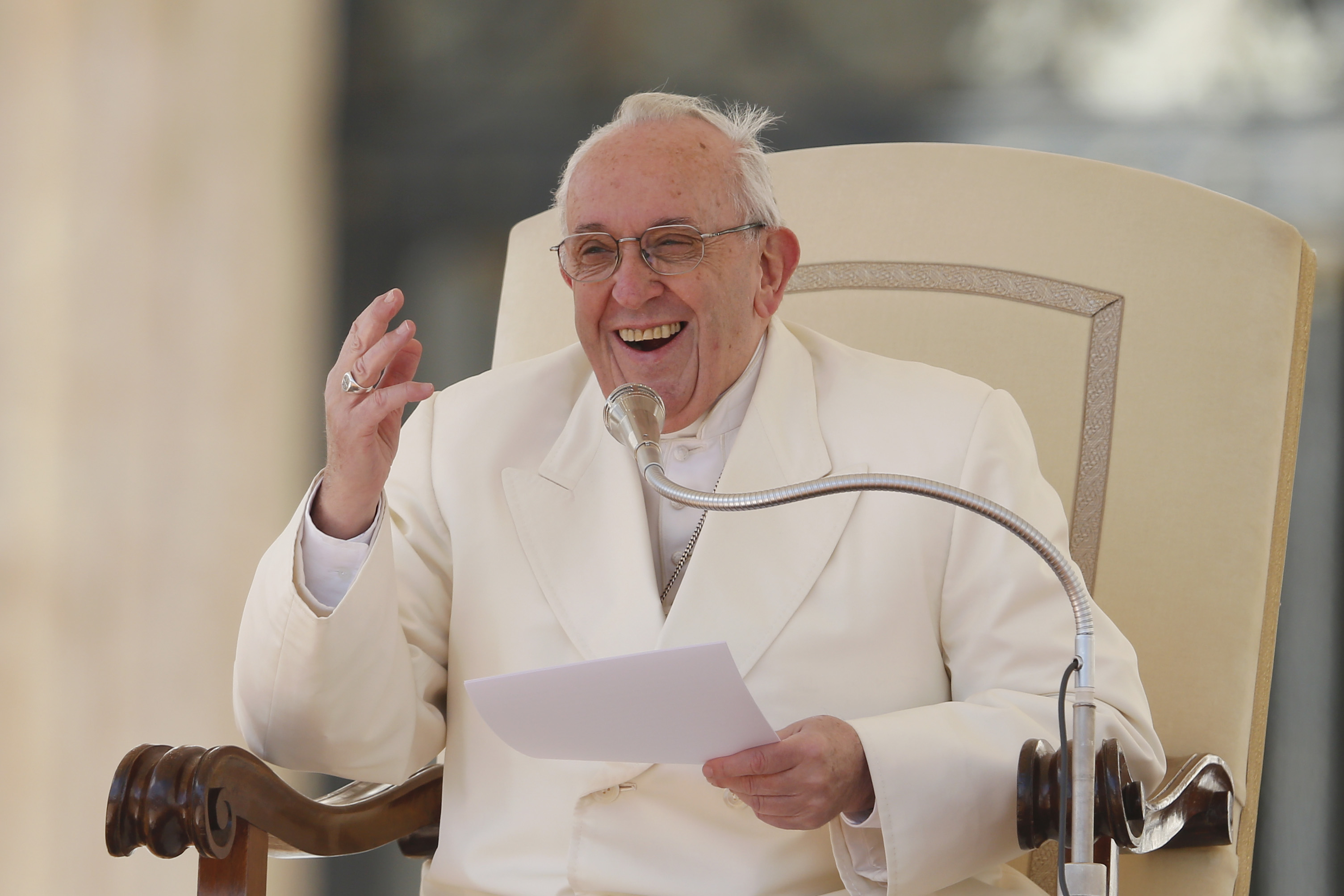 Pope: Present in the Eucharist, Jesus transforms those who receive him ...