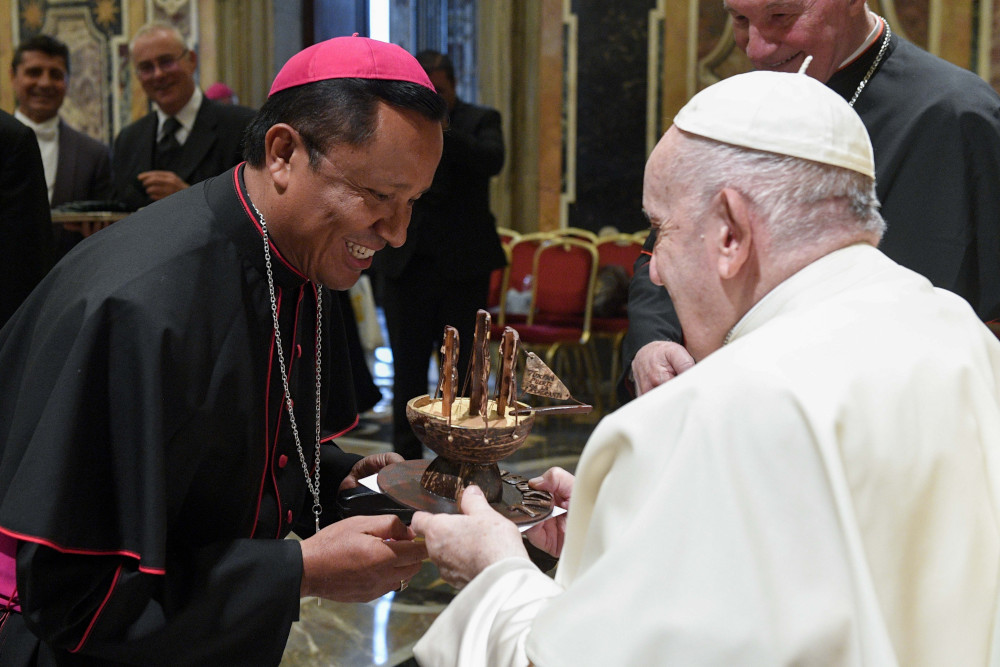 Pope meets prelates attending weeklong course for new bishops ...