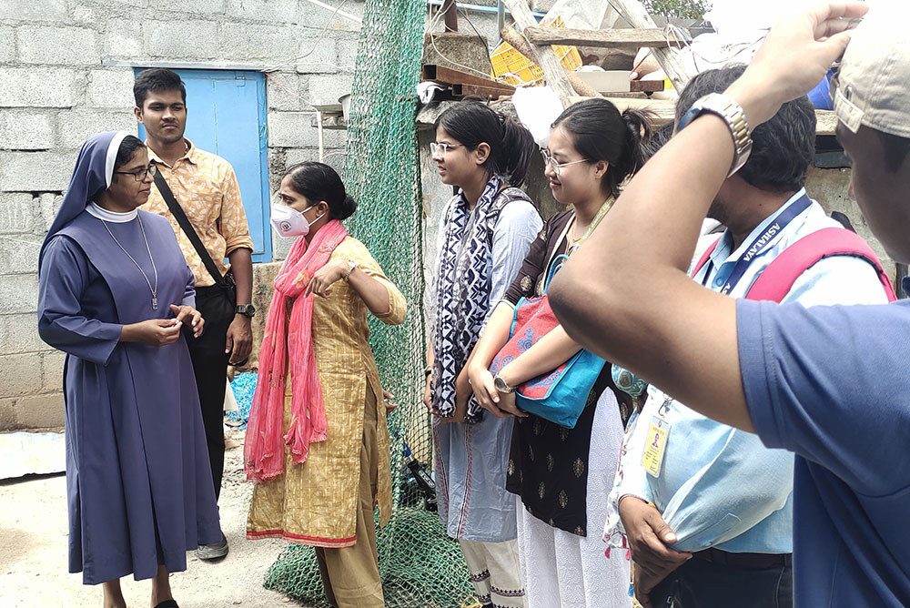 Sisters in India seek out and educate migrant children working in slums ...