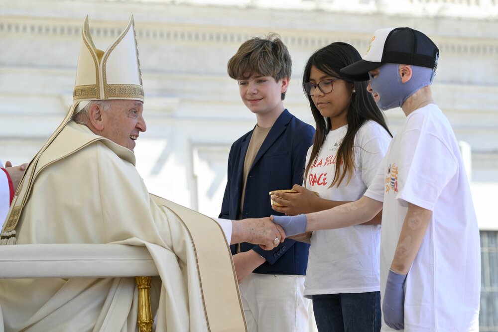 Kids get life lessons from pope, Italian comic on World Children's Day ...