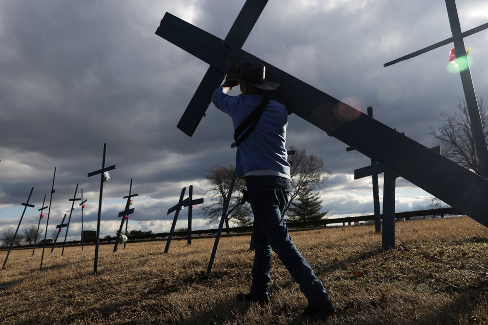 Field of crosses: Immigrant artist's memorial to DC air disaster ...