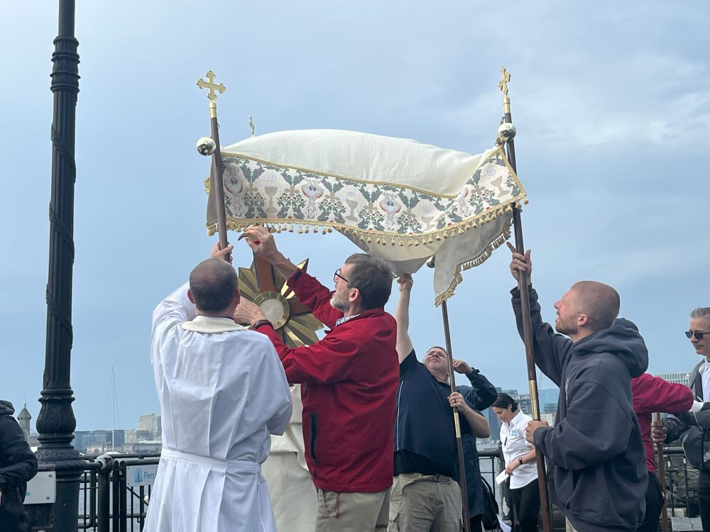 Photo essay: Boston Archdiocese takes eucharistic procession to the sea ...