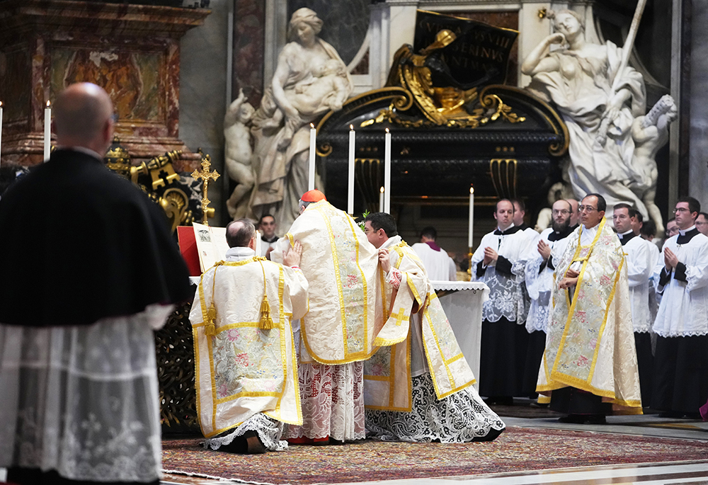 US Cardinal Burke celebrates old Latin Mass in St. Peter's in a sign of ...