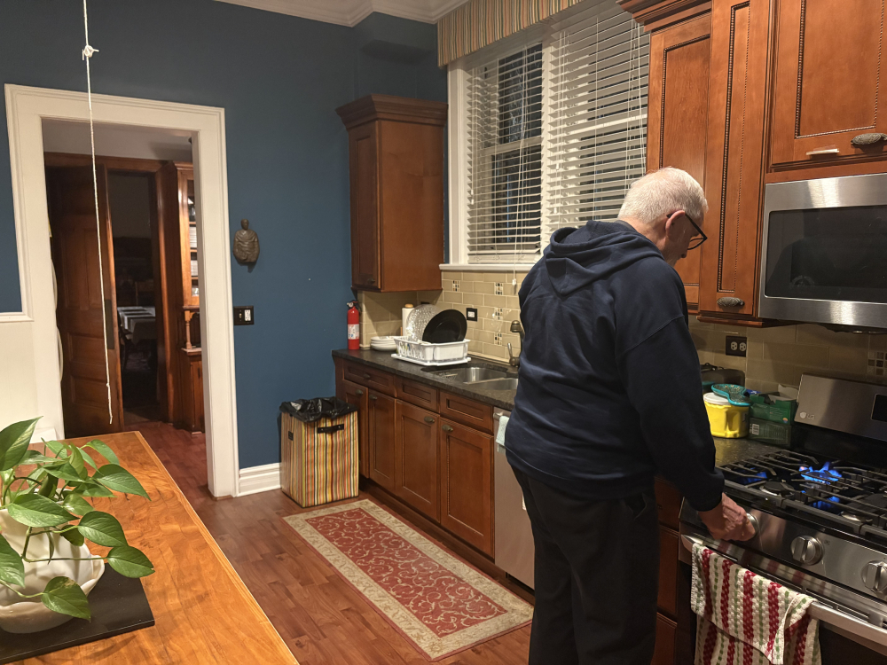 Prayer for laundry: Chicago priest helps Venezuelan migrants navigate ...
