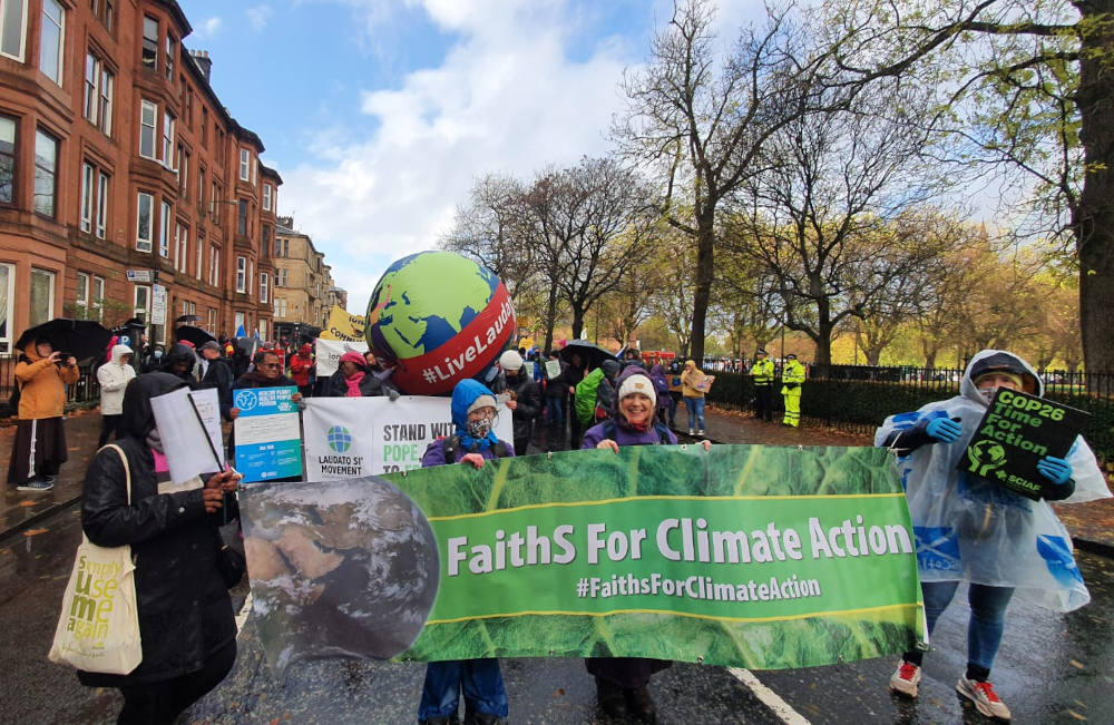 Amid rain and wind, Catholics join 100,000 demonstrators at COP26 ...