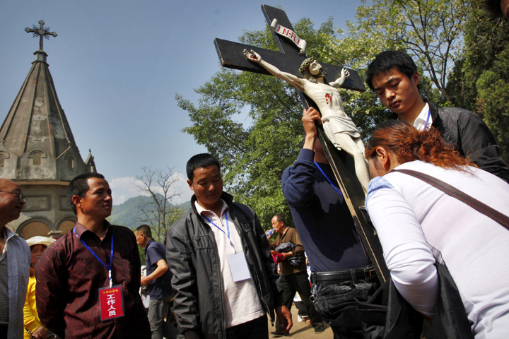 Chinese authorities continue campaign, remove cross from Catholic ...