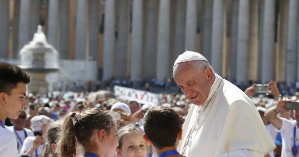 Christian community a place of welcome, solidarity, pope says ...
