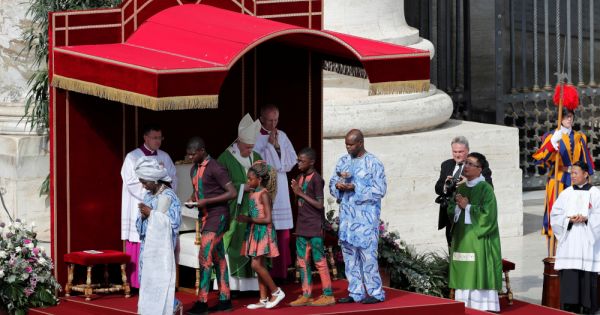 Christians have 'moral duty' to help migrants, refugees, pope says ...