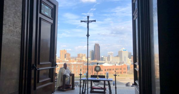 Minnesota bishops not waiting for governor, resuming larger Masses May ...