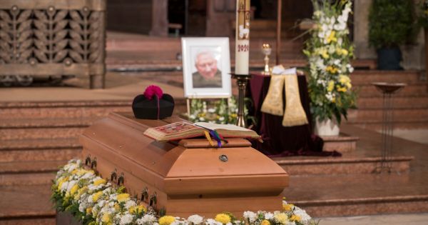 Retired Pope Benedict follows his brother's funeral virtually ...