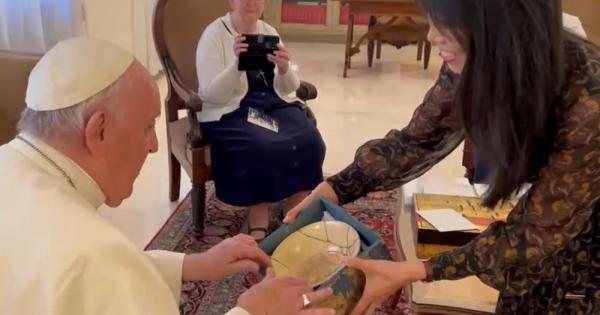 Pope meets artist whose work reveals how God touches brokenness ...