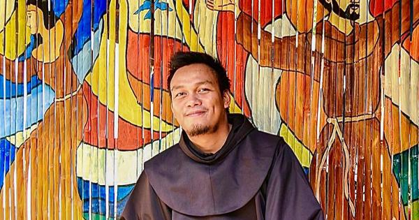 Franciscan friar uses art to help young survivors recover from war ...
