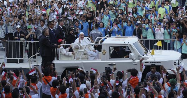 Pope receives exuberant welcome at Mass with 100K Catholics in Muslim ...