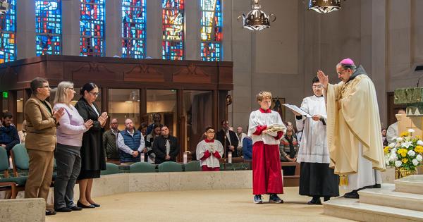 Bishop Stowe blesses 3 women in ceremony recognizing lay ministry roles ...