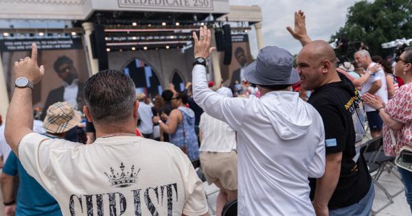Thousands flock to the National Mall in Washington for an America ...