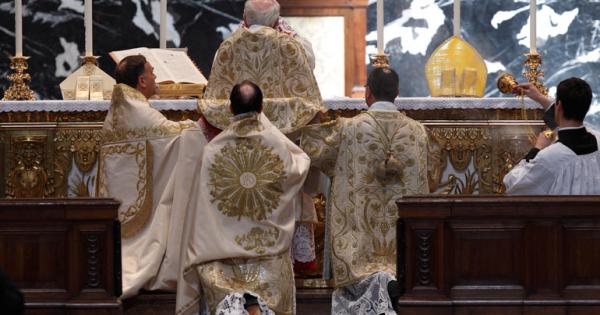 Attempt to resurrect pre-Vatican II Mass leaves church at crossroads ...