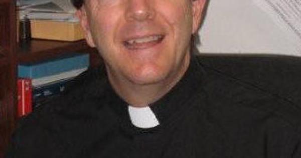 Oregon priest leaves Catholic church, files legal demand for personnel ...