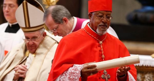 Francis tells cardinals not to be 'closed caste,' seek contact with ...