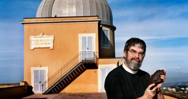 Pope names U.S. Jesuit planetary scientist to head Vatican Observatory ...